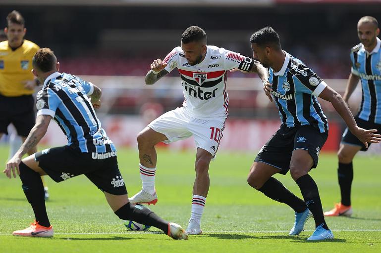 Torcedor do São Paulo cai de arquibancada do Morumbi em jogo contra o Grêmio | Tocantins