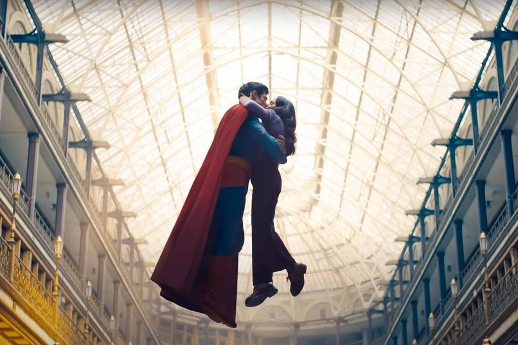 Clientes usando sunga vermelha ganham ingressos grátis para 'Superman ...